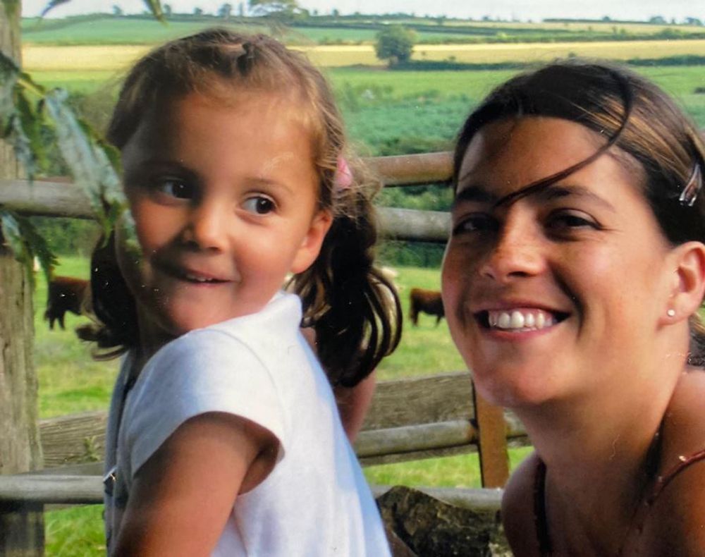 Mom Pays Tribute To Daughter Who Died Of Bowel Cancer: PHOTOS - Comic Sands