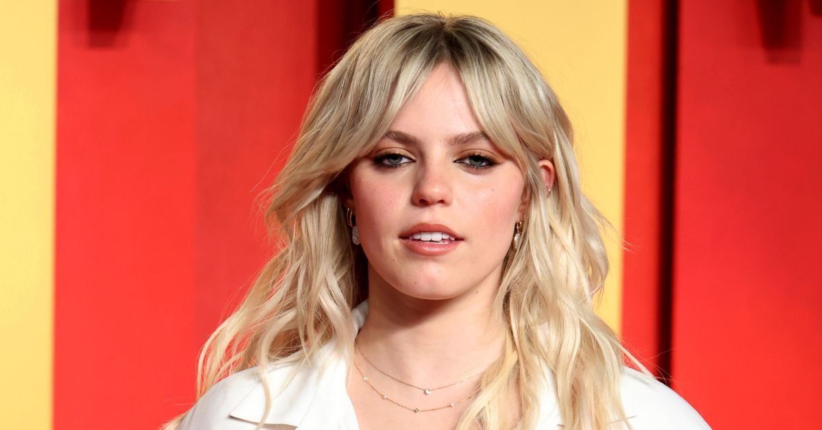 Reneé Rapp Slams Fans Who Don't Believe She's A Lesbian - Comic Sands